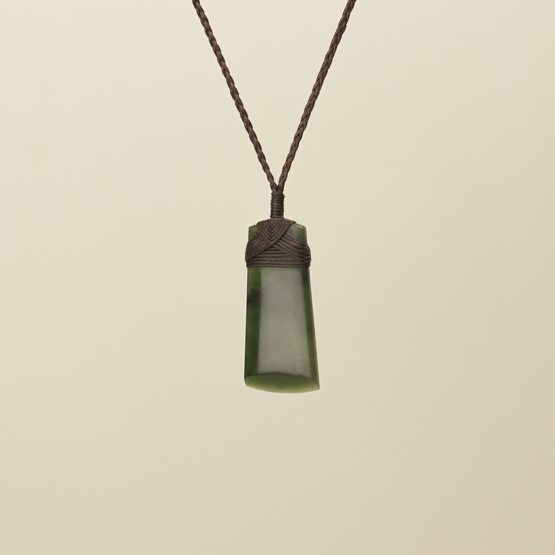 Toki Kawakawa Pounamu Small Pendant – Arrowtown Stonework